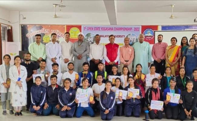 योगासन में गिरीश पाठक व आशा रावत प्रथम - Girish Pathak and Asha Rawat ...