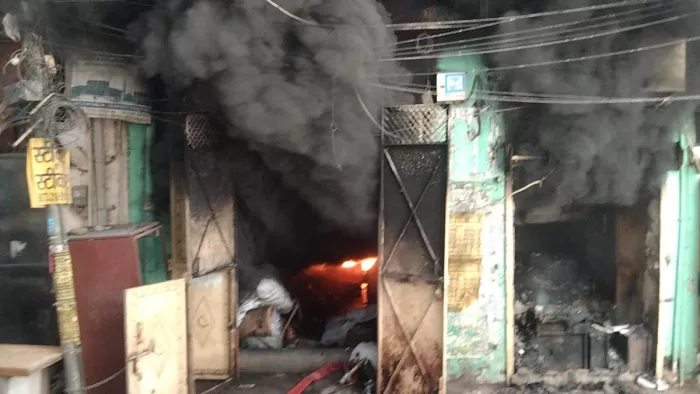 Delhi Fire: जींस सिलाई की कपड़ा फैक्ट्री में लगी भीषण आग, दमकल के पांच ...