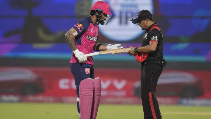 Riyan Parag का बल्‍ला टेस्‍ट में हुआ फेल, रॉयल्‍स के खिलाड़ी ने मैदान में अंपायर से की बहस ...