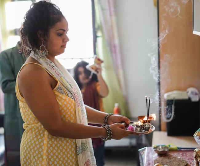 Puja Vastu Tips: पूजा में रखें इन वास्तु नियमों का ध्यान, देवी-देवताओं ...