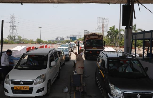 बिना पास वालों के कारण लग रहा जाम - Business and jobs affected by being ...