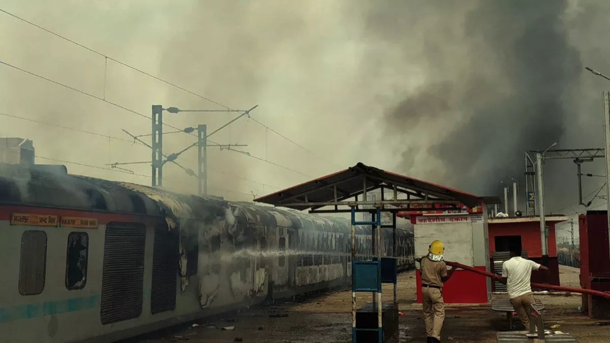 बिहार में 14 ट्रेनों को उपद्रवियों ने फूंका, विक्रमशिला, फरक्‍का और ...