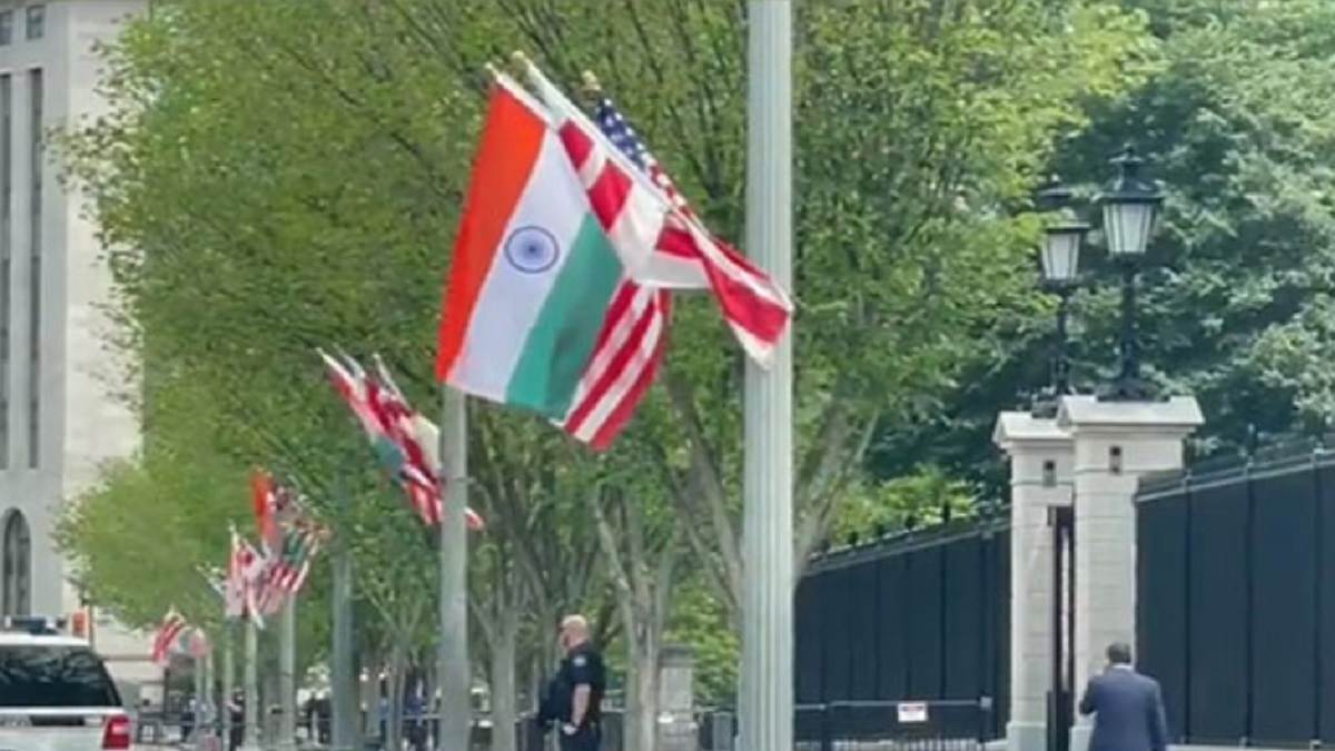 PM Modi US Visit: व्हाइट हाउस के बाहर एक साथ लहराया भारत और अमेरिका का ...