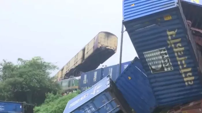 Darjeeling Train Accident: रेलवे ने जारी किए हेल्पलाइन नंबर, पीछे से ...