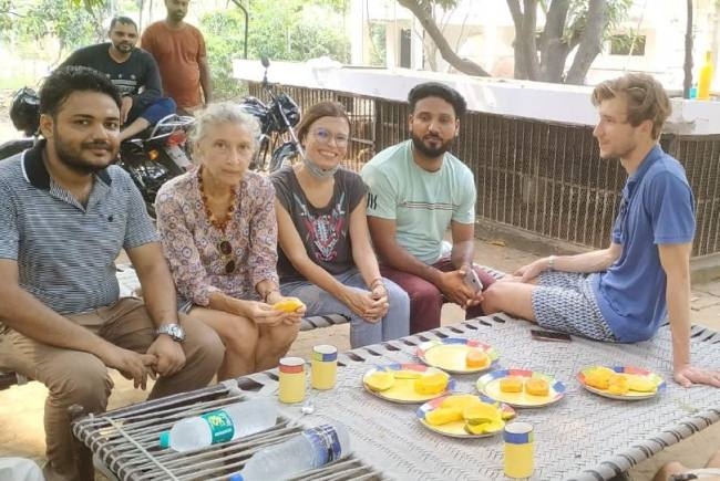 बेल्जियम व फ्रांस के मेहमान आम खाने पहुंचे रटौल - People from Belgium ...