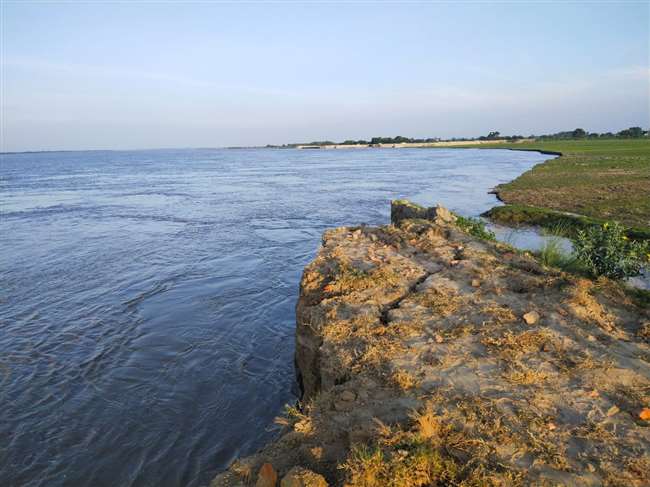 आजमगढ़ जिले में सरयू का जलस्‍तर चेतावनी बिंदु के करीब, कटान से कई ...