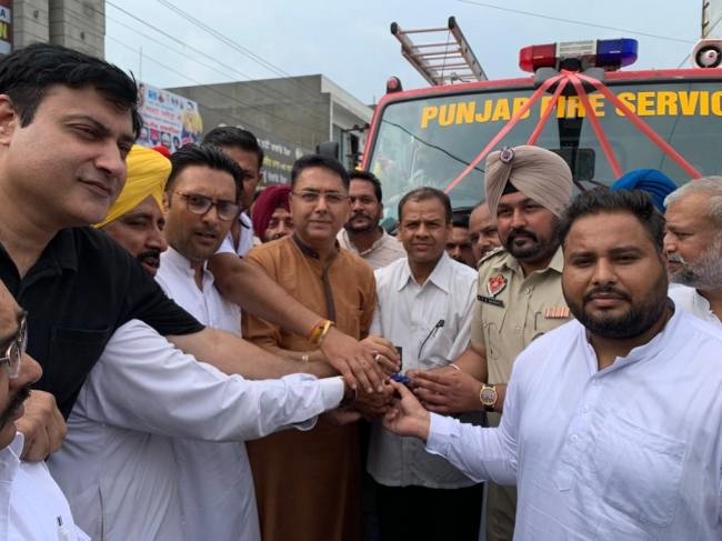 कैबिनेट मंत्री अमन अरोड़ा ने सुनाम को दिया दो नई फायर ब्रिगेड गाड़ियों ...