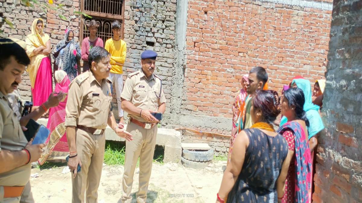 वाराणसी में पत्‍नी के चरित्र पर शक करता था इसलिए फावड़े से मार डाला ...