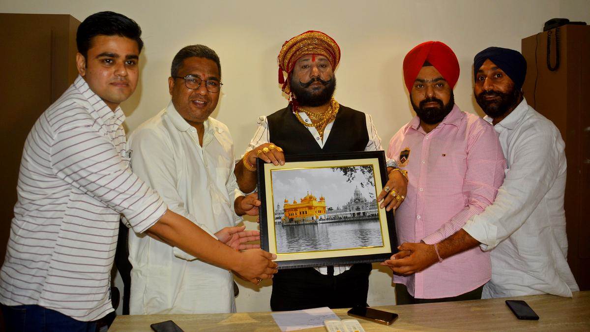 Gold Man: साढ़े चार किलो सोना पहनने वाले प्रेम सिंह पहुंचे श्री दरबार ...