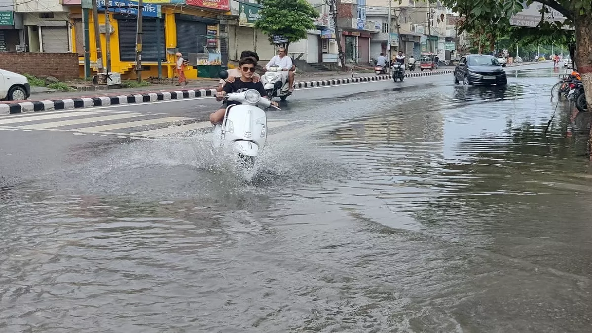 Monsoon Update: बारिश से मौसम हुआ सुहावना, जलभराव से आई लोगों को दिक्कत ...
