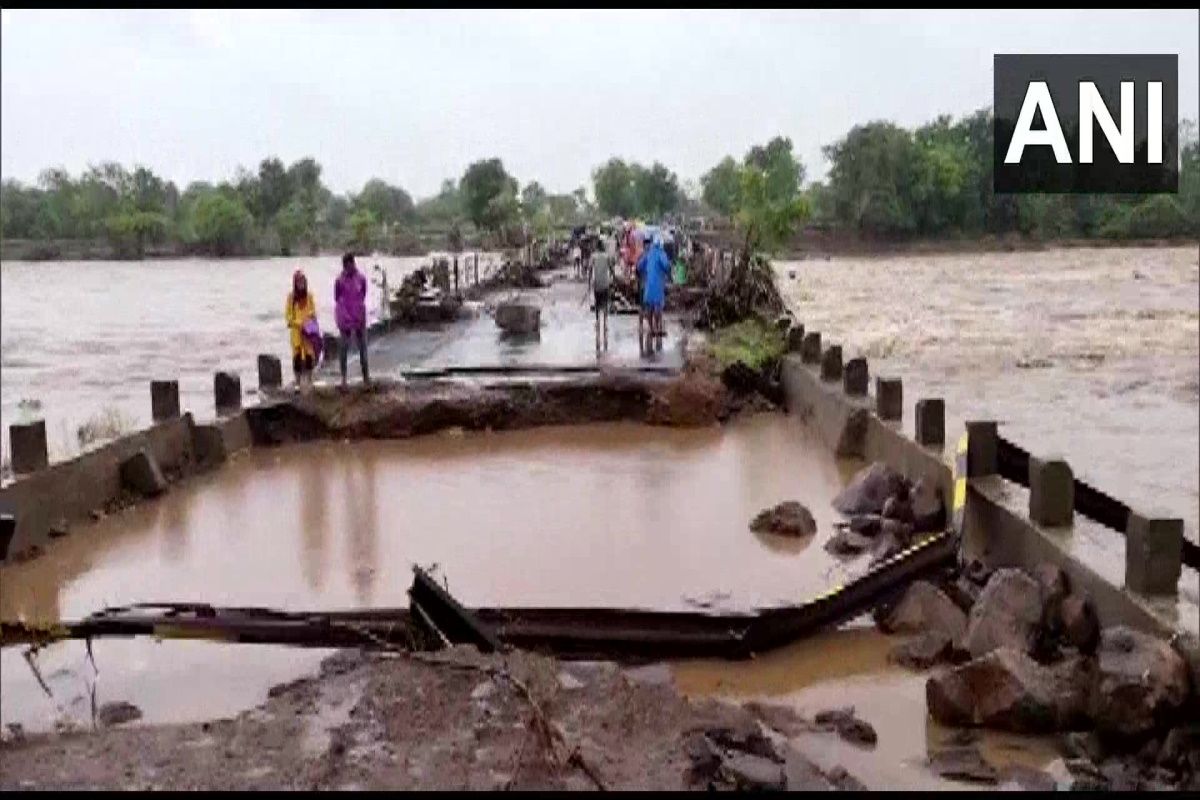 Gujarat Flood: नवसारी में बाढ़ से बुरा हाल, मदद को आगे आए लोग; NDRF का ...