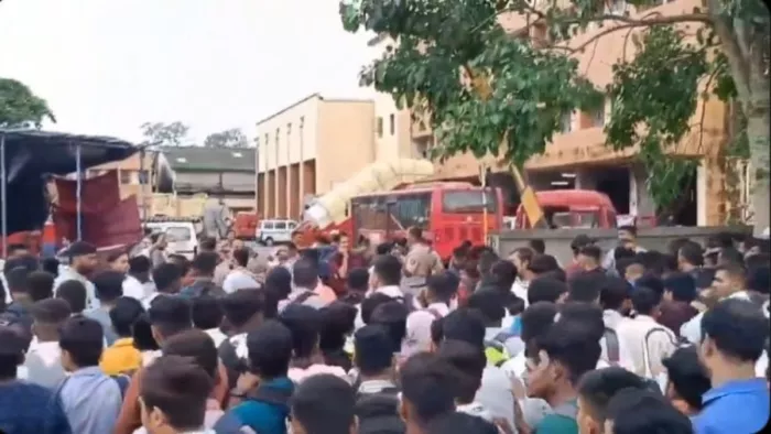 वॉक-इन इंटरव्यू में भगदड़ जैसे हालात, Air India में लोडर की नौकरी के ...