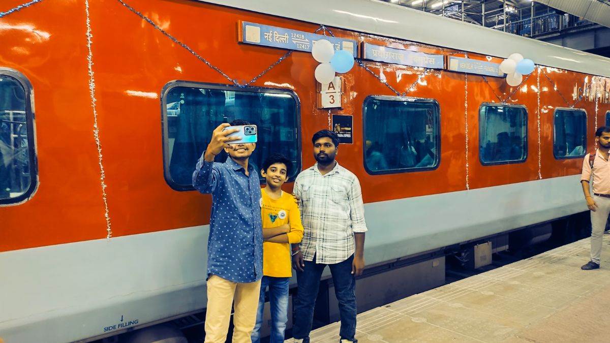 Prayagraj Express: सज धजकर अपने 41 वें वर्ष की यात्रा पर निकली प्रयागराज एक्सप्रेस, यात्रियों को ...