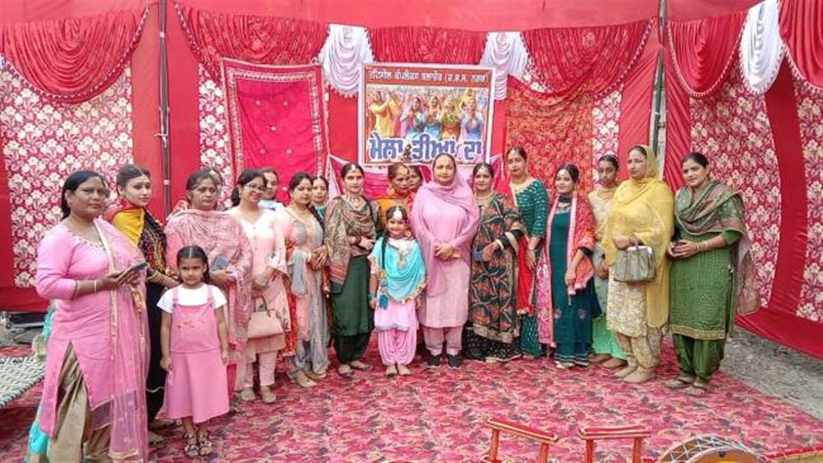 तहसील परिसर बलाचौर में गिद्दा व भांगड़ा डाल मनाया तीज पर्व - Celebrated ...