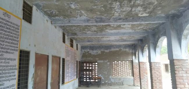 जर्जर स्कूलों में अंग्रेजी मीडियम से पढ़ाई का ख्वाब - Dream of studying ...