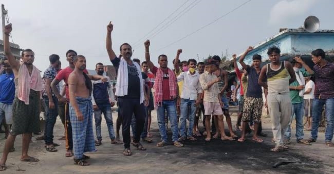 पीएचसी चालू कराने को लोगों ने फुलपरास-खुटौना मुख्य सड़क को किया जाम ...