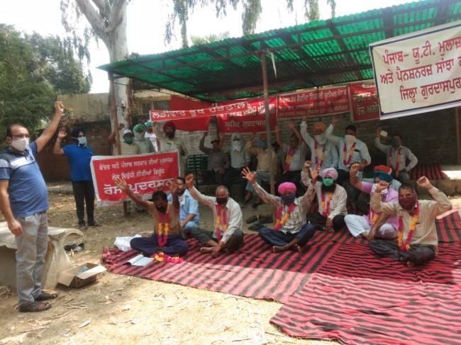 भूख हड़ताल पर दूसरे दिन भी डटे रहे मुलाजिम - Hangout on hunger strike ...