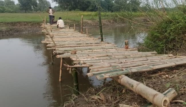 सुतिया नाला पर बनाया बांस का पुल - bombo bridge made public for ssb ...