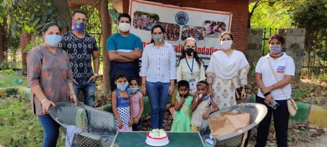 केक काटकर मनाया प्रधानमंत्री का जन्मदिन - Somewhere, by cutting cake ...