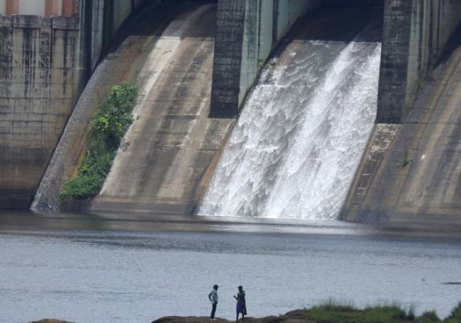 रिहंद डैम का जलस्तर खतरे के निशान से महज पांच फीट दूर - Rihand Dam is ...