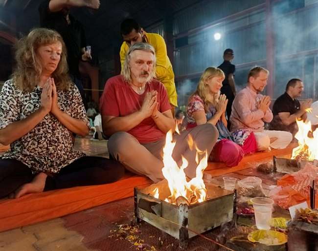 Karauli Ashram Kanpur: पितरों की मुक्ति के लिए विदेशी कर रहे हवन-पूजन, वैदिक दर्शन संग जान रहे ...