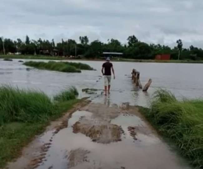 हरदोई में पुलिया के ऊपर से निकल रहा नाले का पानी, संडीला से कटा आठ गांवों का संपर्क - Water ...