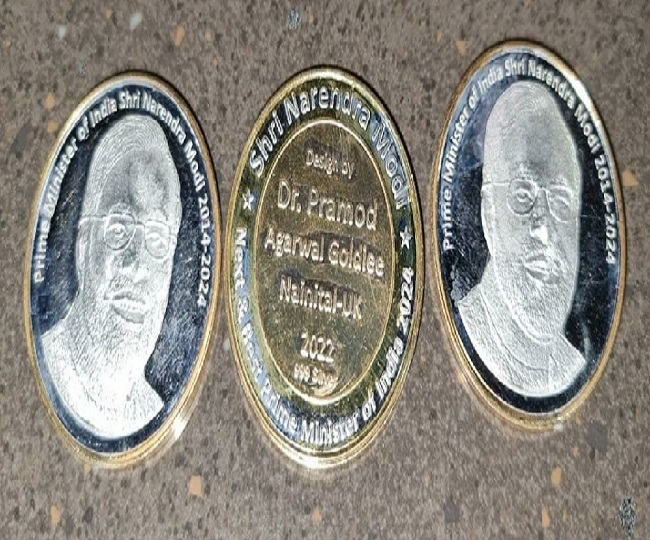 PM Modi B'Day: हल्द्वानी में प्रधानमंत्री की तस्वीर लगी शुद्ध चांदी के ...