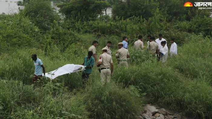 Road Accident : काल बनकर दौड़ रहीं यूपी रोडवेज की बसें; टक्कर से पिता ...