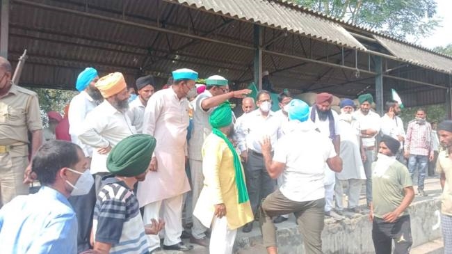 भाकियू ने किया प्रदर्शन, मंडी पहुंचे अधिकारी - farmer protest in mandi ...