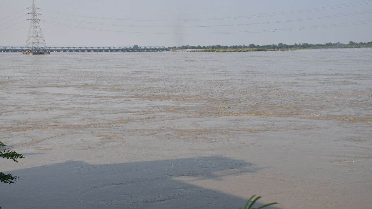 कानपुर में तेजी से बढ़ा रहा गंगा का जलस्तर, चेतावनी बिंदु से 63 ...