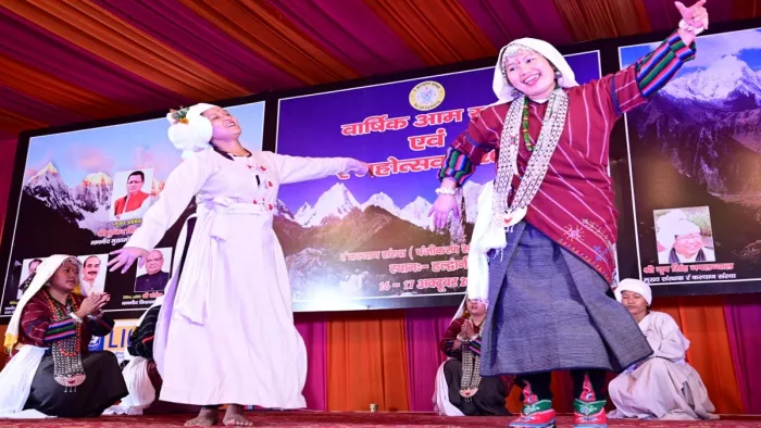 जड़ों से जोड़े रखने की सामाजिक परंपराओं का पोषक है रं समाज, ईष्ट देव की ...