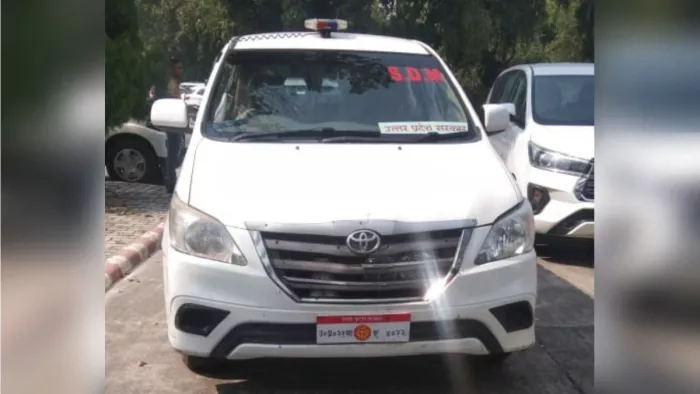 Amroha News: फर्जी नंबर प्लेट लगी गाड़ी में सवारी कर रहे थे डिप्टी ...