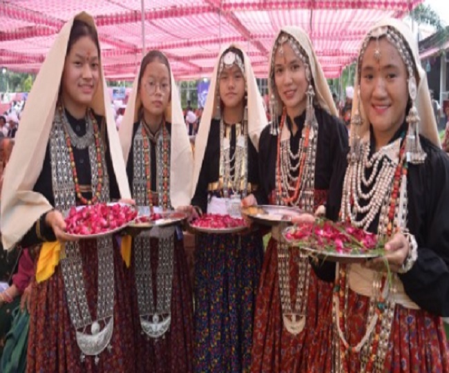 जड़ों से जोड़े रखने की सामाजिक परंपराओं का पोषक है रं समाज, ईष्ट देव की ...