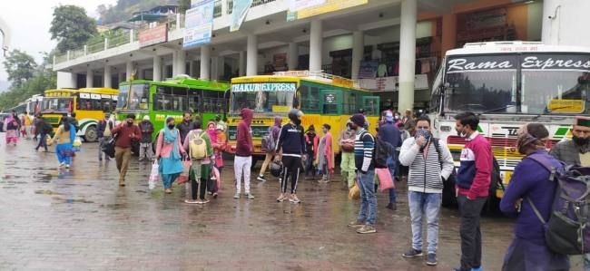 चंबा बस स्टैंड में टूट रहा दो गज दूरी का नियम - rules breaked against ...