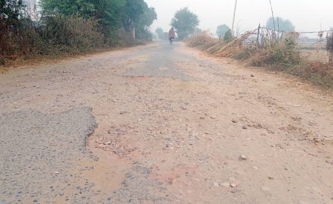 सिहोरा मथुरा मार्ग गड्ढों में हुआ तब्दील, ग्रामीण परेशान - Sihora ...