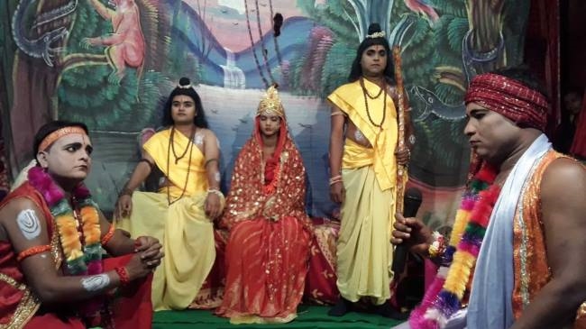 पांव पखार ईश्वर को केवट ने उतारा पार - Kewat crosses the feet to God ...