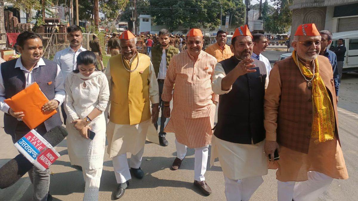 Rampur Assembly Bypoll के लिए नामांकन कराने पहुंचे भाजपा उम्मीदवार आकाश ...