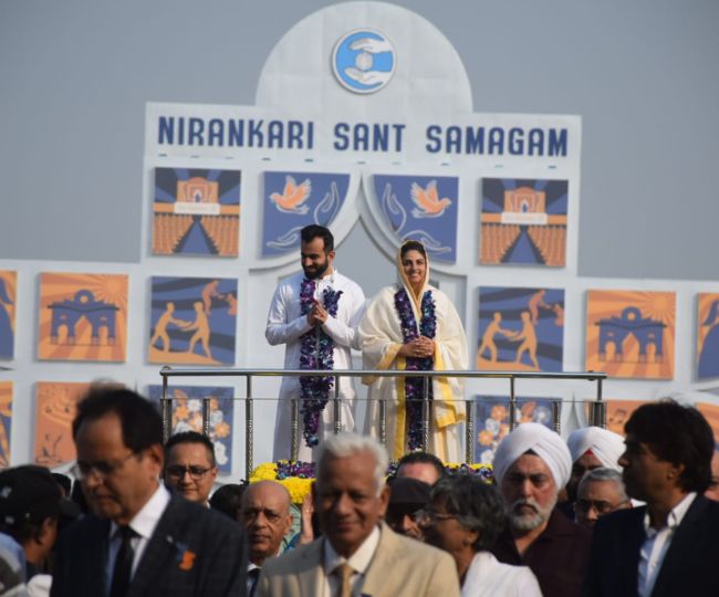 Sant Nirankari Samagam: फूलों से सजी पालकी में आईं सतगुरु माता सुदीक्षा ...