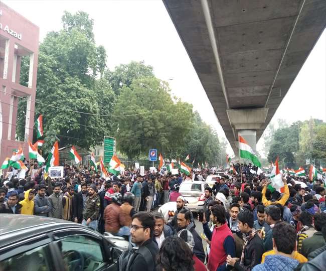 CAA Protests: दिल्‍ली में अलग-अलग जगहों पर हिंसक प्रदर्शन, देखें तस् ...