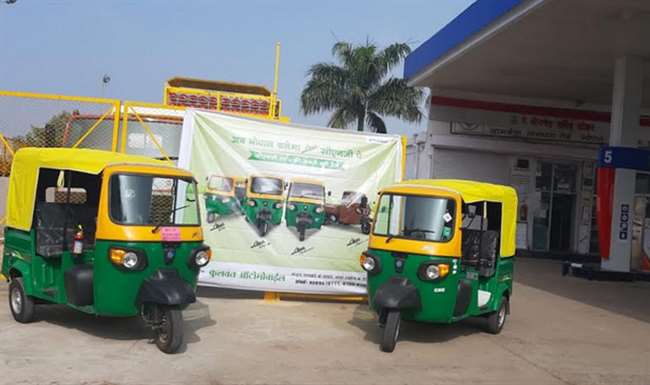 Piaggio ने भोपाल में लॉन्च किए CNG रेंज के वाहन, CNG स्टेशनों का भी ...