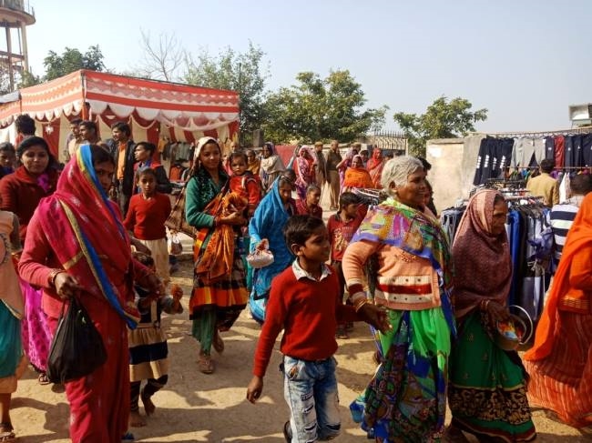 बांदा के सिमौनी मेले में रही भारी भीड़ भंडारा में उमड़े लोग - Massive ...