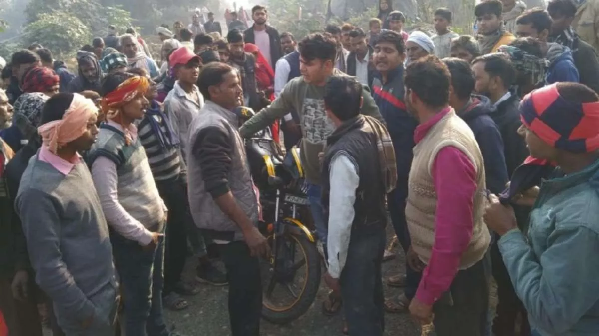 Kasganj: मांस कारोबारियों ने रास्ते में काटी बीमार बकरी, ग्रामीणों ने ...