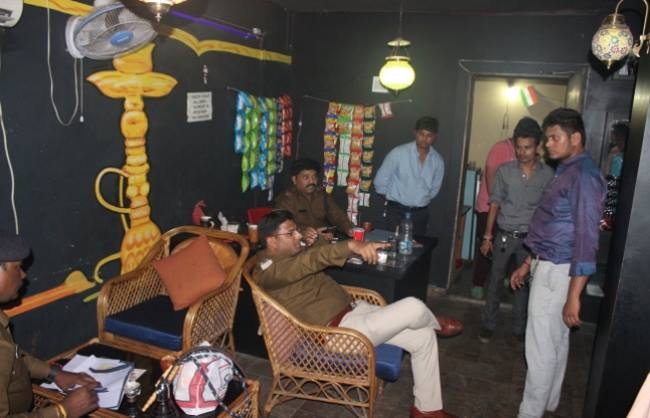 हुक्का बार में चिलम पीते मिले 'बिगड़ैल'