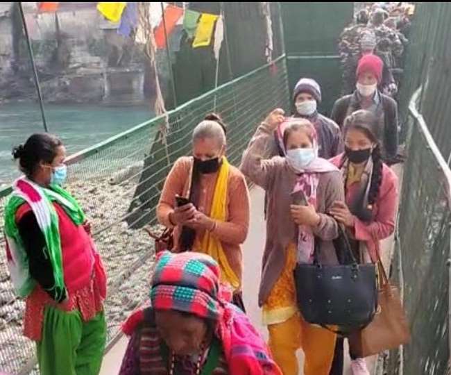 खोला गया झूलाघाट पुल, भारतीय बाजार से खरीदारी के लिए पहुंचे नेपाल के ...