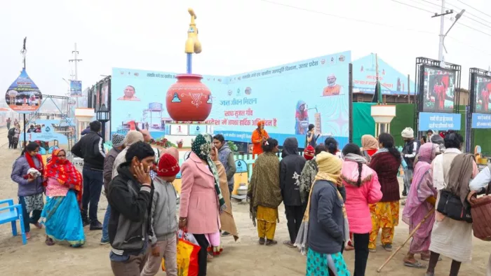 Maha Kumbh 2025: सेक्टर-7 की पहचान बना मटके वाला चौराहा, जल संरक्षण का ...