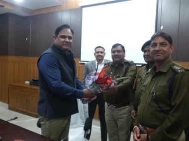 पुलिस अधिकारियों ने एसपी सुमित को दी विदाई - Police officers bid ...