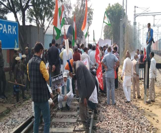 Rail Roko Andolan: अदानी लॉजिस्टिक पार्क के सामने घंटों बैठे रहे ...