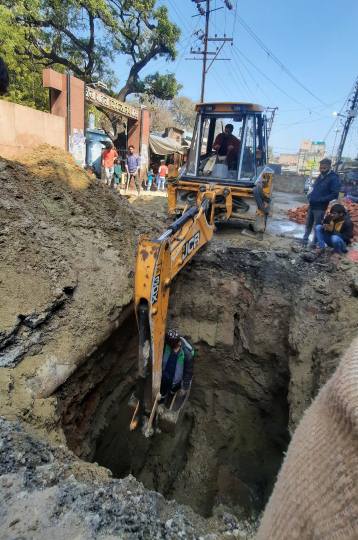ेमैनहोल तैयार, 16 फीट गहराई में खोला जाएगा चोक सीवर - Manhole ready ...