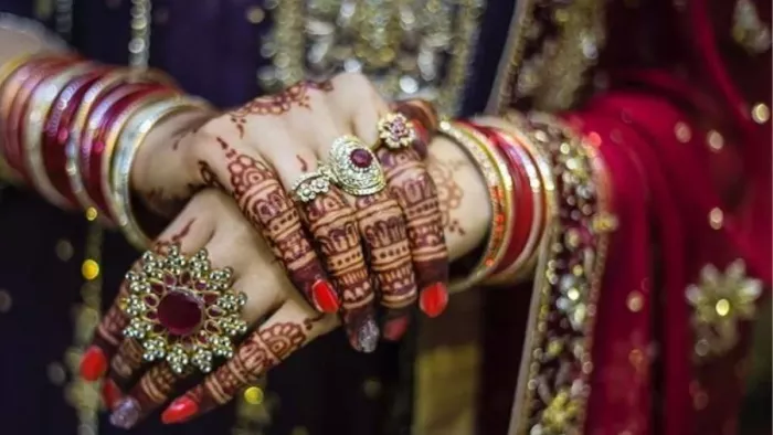 अजब-गजब प्रेम कहानी: दो बच्चों की मां ने अपनी ननद संग रचाई शादी, अब ...