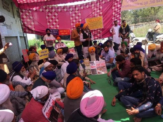 बरगाड़ी मोर्चे व बंदी सिखों की रिहाई को लेकर जेल के बाहर दिया धरना ...